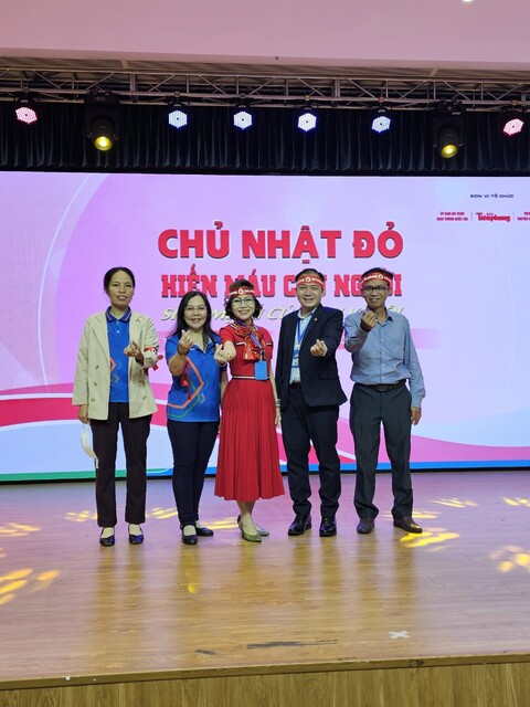 GIẢNG VIÊN VÀ SINH VIÊN KHOA NGOẠI NGỮ THAM GIA NGÀY CHỦ NHẬT ĐỎ